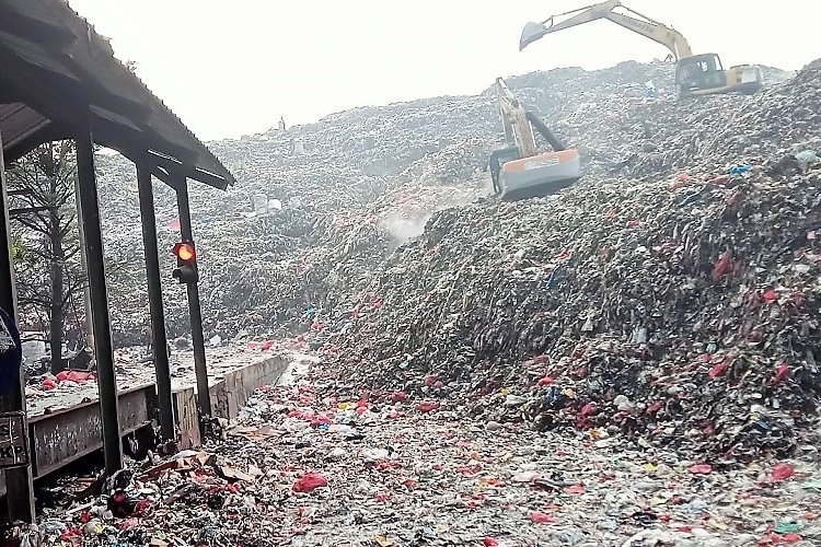 TPA Cipayung Longsor, Sampah Tercecer Hingga ke Jalanan - Monitor Depok TPA Cipayung Longsor, Sampah Tercecer Hingga ke Jalanan - Monitor Depok