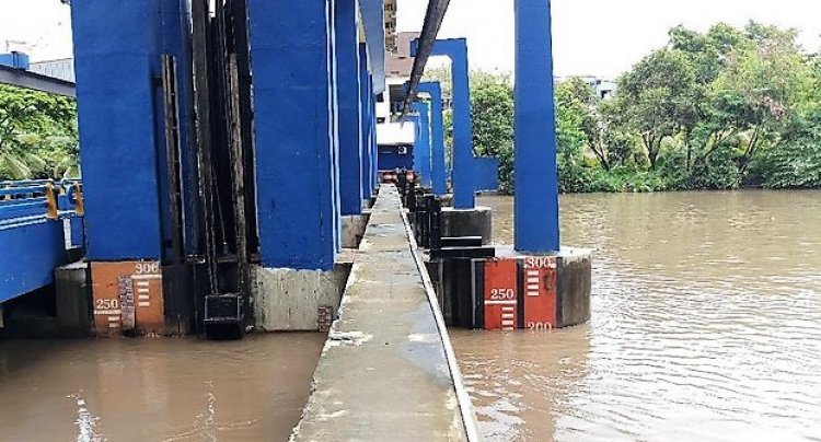Waspada, Pintu Air Pasar Ikan Siaga Dua - Monitor Depok Waspada, Pintu Air Pasar Ikan Siaga Dua - Monitor Depok
